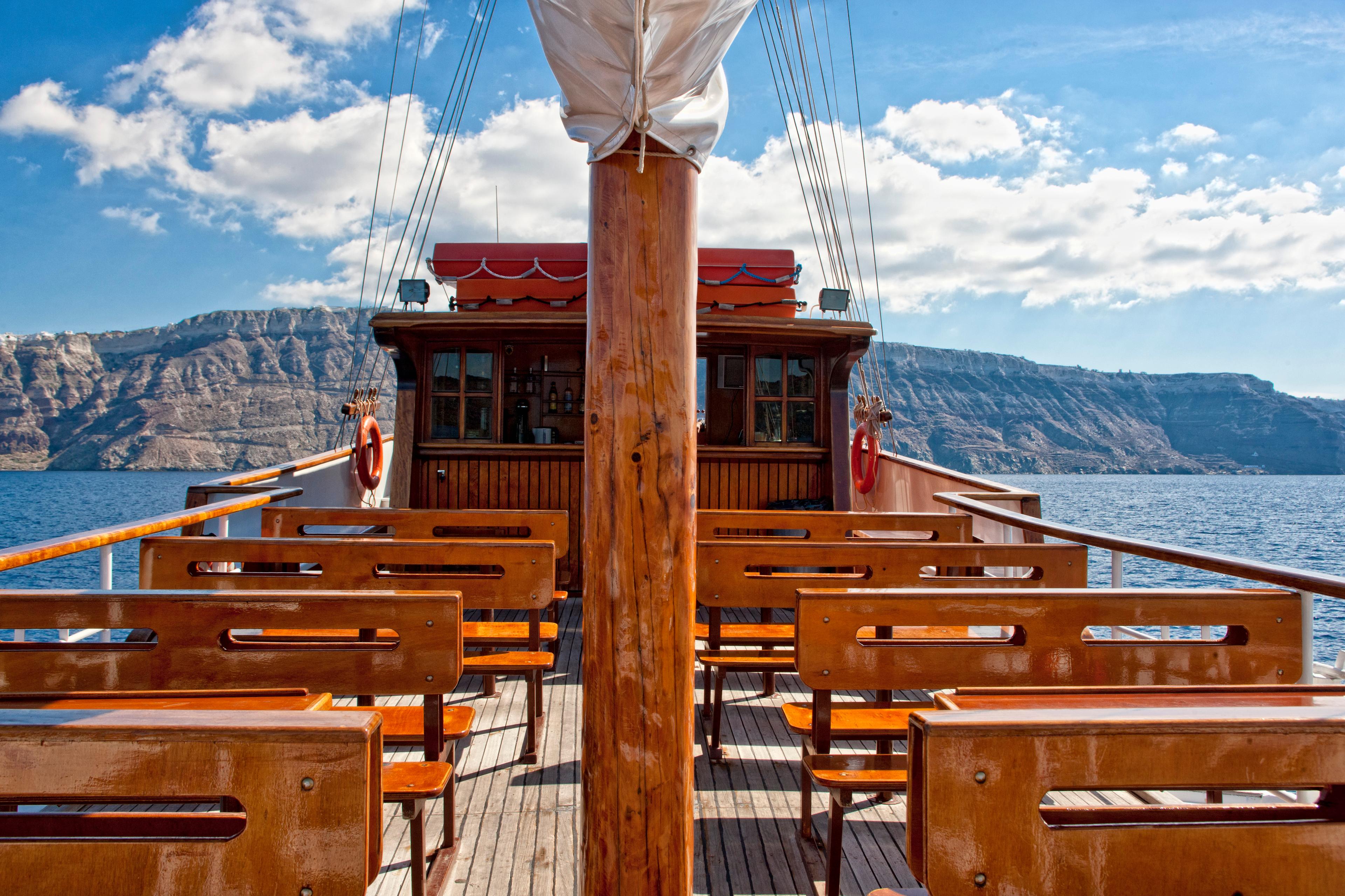 Bootstour in Santorini zum Vulkan & den Heißen Quellen ab 10 € - CheckYeti